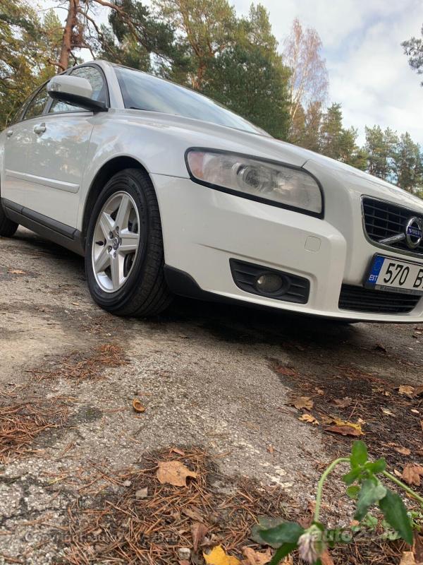 White Volvo V50 2010 in Tallinn, with an engine capacity of 2.00 L and mileage of 0 thousand km for 2900 €, photo 3 on AUTOMOTO.COM.LV