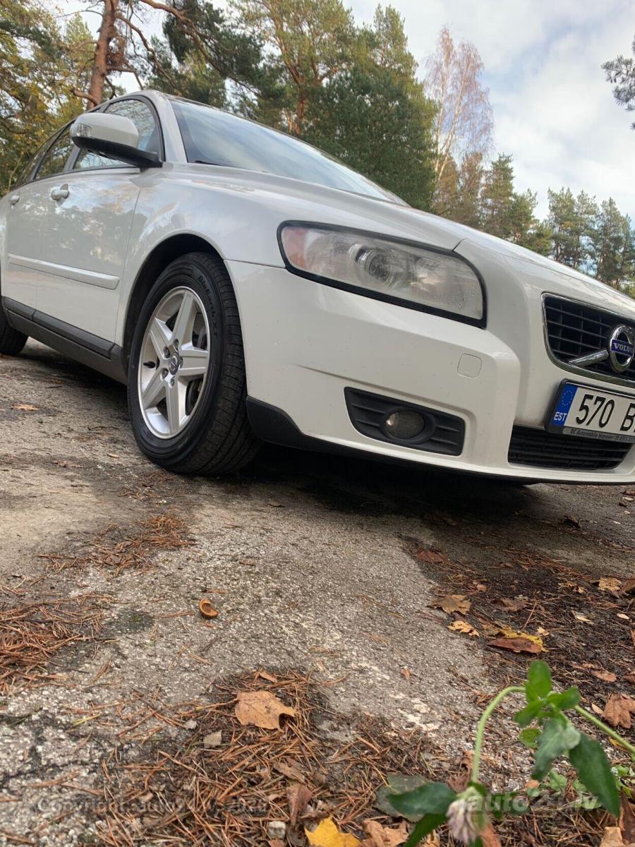 White Volvo V50 2010 in Tallinn, with an engine capacity of 2.00 L and mileage of 0 thousand km for 2900 €, photo 3 on AUTOMOTO.COM.LV