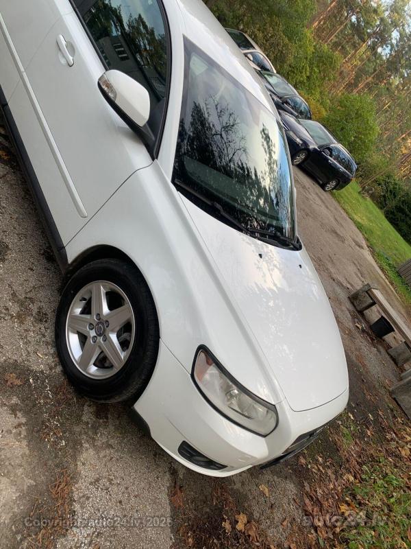 White Volvo V50 2010 in Tallinn, with an engine capacity of 2.00 L and mileage of 0 thousand km for 2900 €, photo 6 on AUTOMOTO.COM.LV