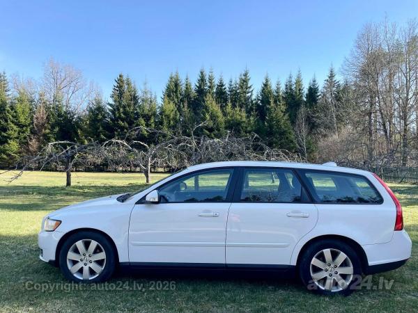 Balts Volvo V50 2010 Tallina, ar dzinēja tilpumu 1.60 L un nobraukumu 259 tūkst. km par 4690 €, foto 3 vietnē AUTOMOTO.COM.LV
