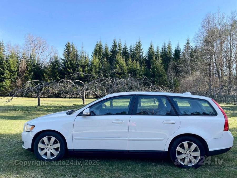 Balts Volvo V50 2010 Tallina, ar dzinēja tilpumu 1.60 L un nobraukumu 259 tūkst. km par 4690 €, foto 4 vietnē AUTOMOTO.COM.LV