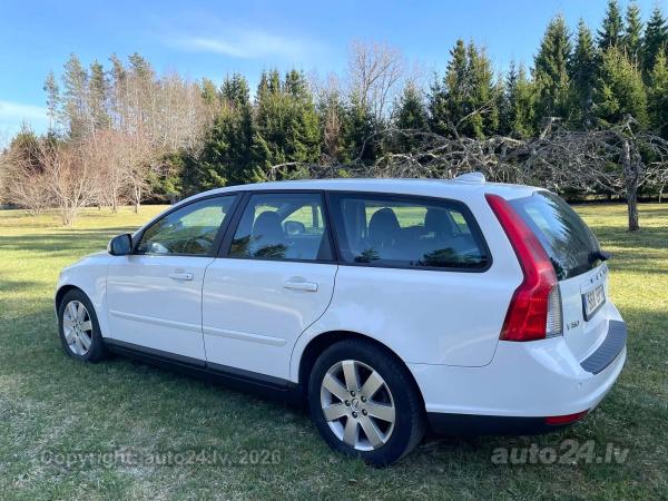 Balts Volvo V50 2010 Tallina, ar dzinēja tilpumu 1.60 L un nobraukumu 259 tūkst. km par 4690 €, foto 4 vietnē AUTOMOTO.COM.LV