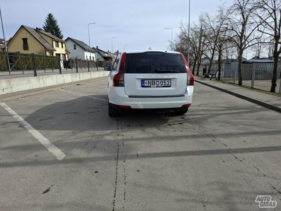 White Volvo V50 2010 in Telschi, with an engine capacity of 1.60 L and mileage of 263 thousand km for 2500 €, photo 5 on AUTOMOTO.COM.LV