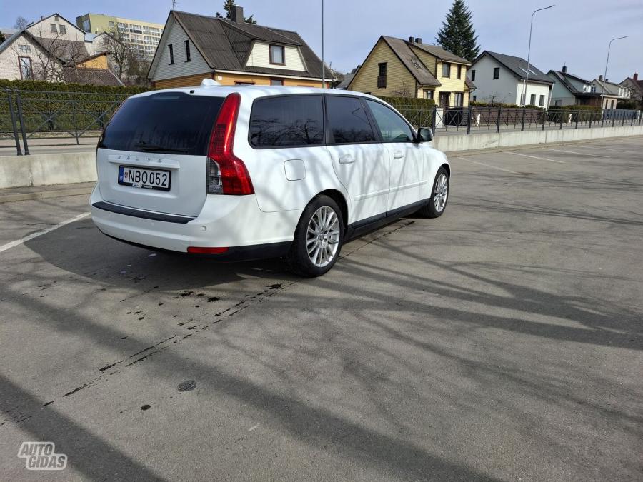 White Volvo V50 2010 in Telschi, with an engine capacity of 1.60 L and mileage of 263 thousand km for 2500 €, photo 6 on AUTOMOTO.COM.LV