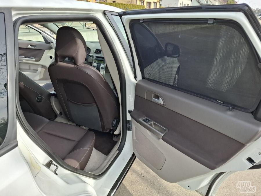White Volvo V50 2010 in Telschi, with an engine capacity of 1.60 L and mileage of 263 thousand km for 2500 €, photo 12 on AUTOMOTO.COM.LV