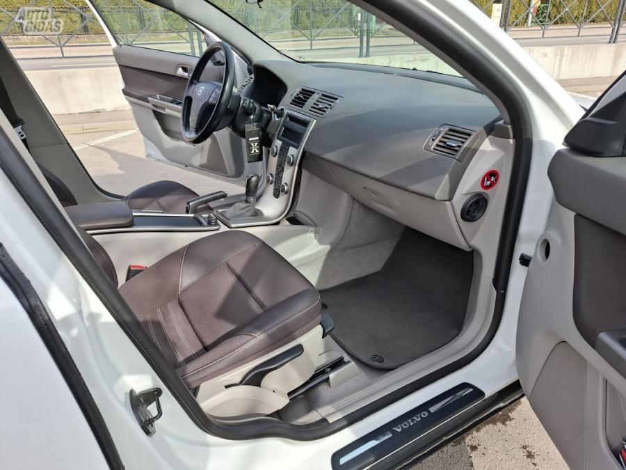 White Volvo V50 2010 in Telschi, with an engine capacity of 1.60 L and mileage of 263 thousand km for 2500 €, photo 14 on AUTOMOTO.COM.LV