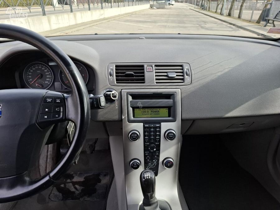 White Volvo V50 2010 in Telschi, with an engine capacity of 1.60 L and mileage of 263 thousand km for 2500 €, photo 16 on AUTOMOTO.COM.LV
