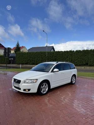White Volvo V50 2010 in Vilnius, with an engine capacity of 1.56 L and mileage of 270 thousand km for 1500 €, photo 3 on AUTOMOTO.COM.LV