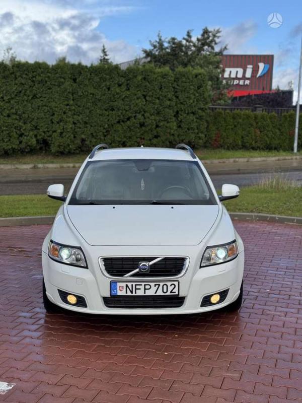 Volvo V50 2010 Viļņa vietnē Balts Volvo V50 2010 Viļņa, ar dzinēja tilpumu 1.56 L un nobraukumu 270 tūkst. km par 1500 €, foto 4 vietnē AUTOMOTO.COM.LV