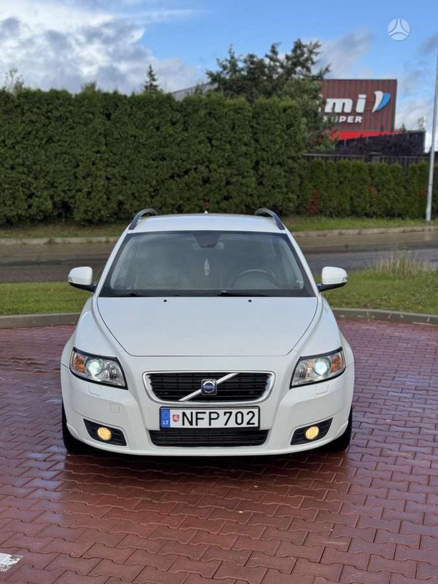 White Volvo V50 2010 in Vilnius, with an engine capacity of 1.56 L and mileage of 270 thousand km for 1500 €, photo 4 on AUTOMOTO.COM.LV