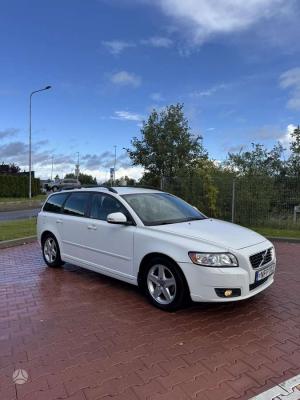 White Volvo V50 2010 in Vilnius, with an engine capacity of 1.56 L and mileage of 270 thousand km for 1500 €, photo 5 on AUTOMOTO.COM.LV