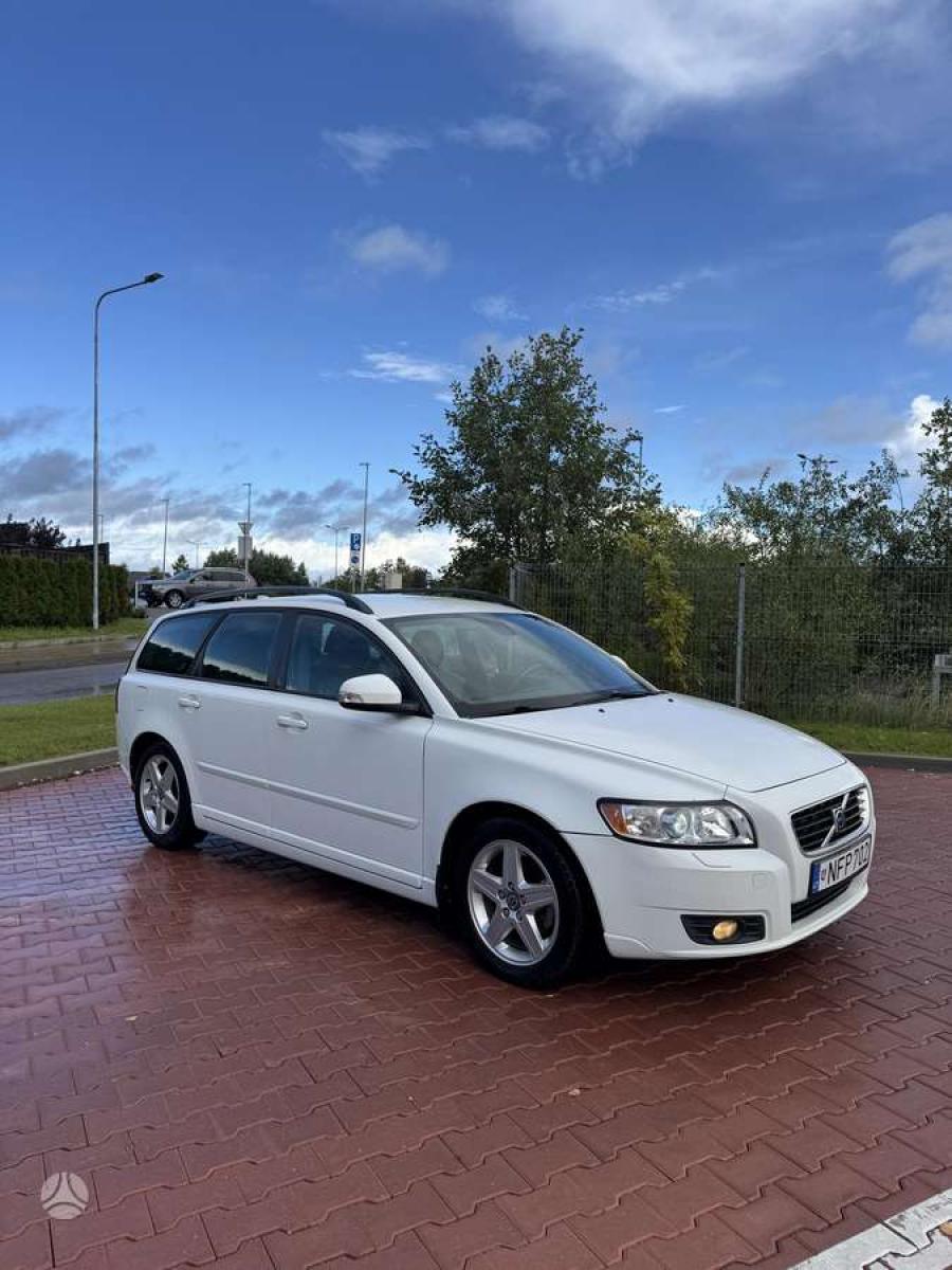 White Volvo V50 2010 in Vilnius, with an engine capacity of 1.56 L and mileage of 270 thousand km for 1500 €, photo 5 on AUTOMOTO.COM.LV