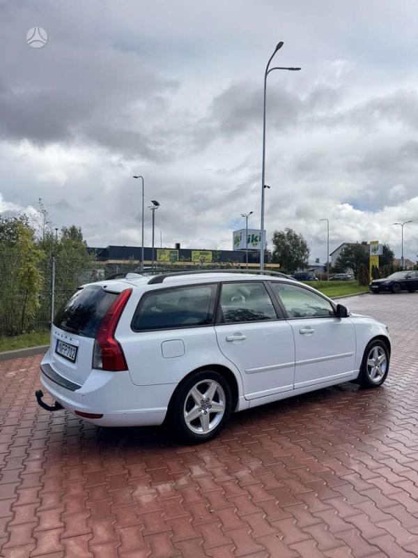 Volvo V50 2010 Viļņa vietnē Balts Volvo V50 2010 Viļņa, ar dzinēja tilpumu 1.56 L un nobraukumu 270 tūkst. km par 1500 €, foto 6 vietnē AUTOMOTO.COM.LV