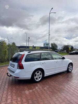 White Volvo V50 2010 in Vilnius, with an engine capacity of 1.56 L and mileage of 270 thousand km for 1500 €, photo 6 on AUTOMOTO.COM.LV