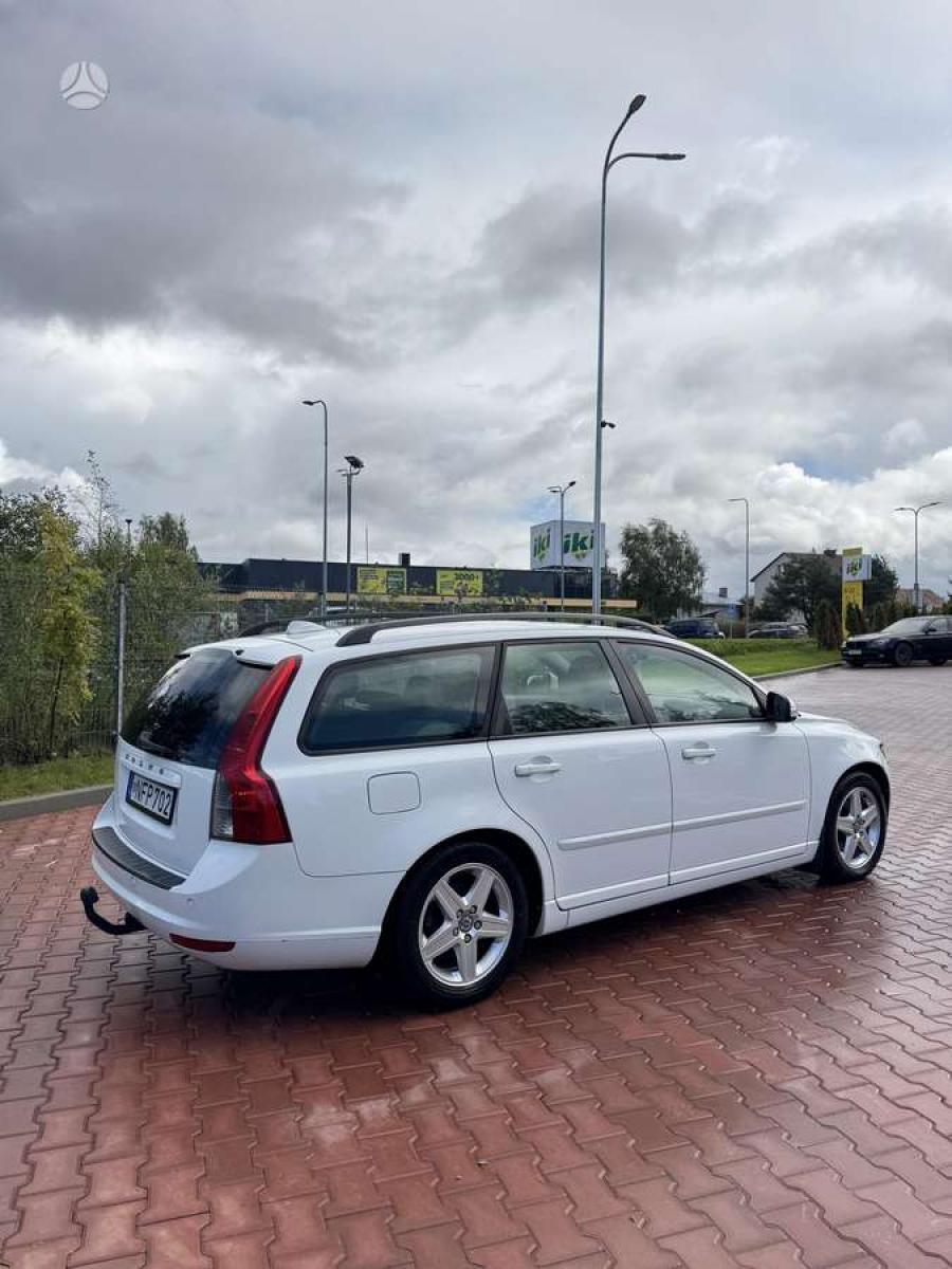 White Volvo V50 2010 in Vilnius, with an engine capacity of 1.56 L and mileage of 270 thousand km for 1500 €, photo 6 on AUTOMOTO.COM.LV