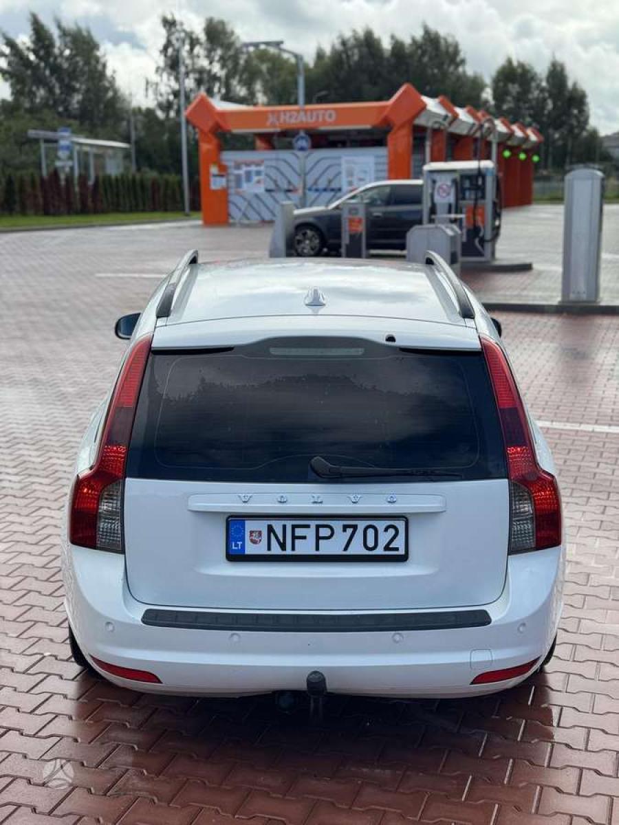 White Volvo V50 2010 in Vilnius, with an engine capacity of 1.56 L and mileage of 270 thousand km for 1500 €, photo 7 on AUTOMOTO.COM.LV