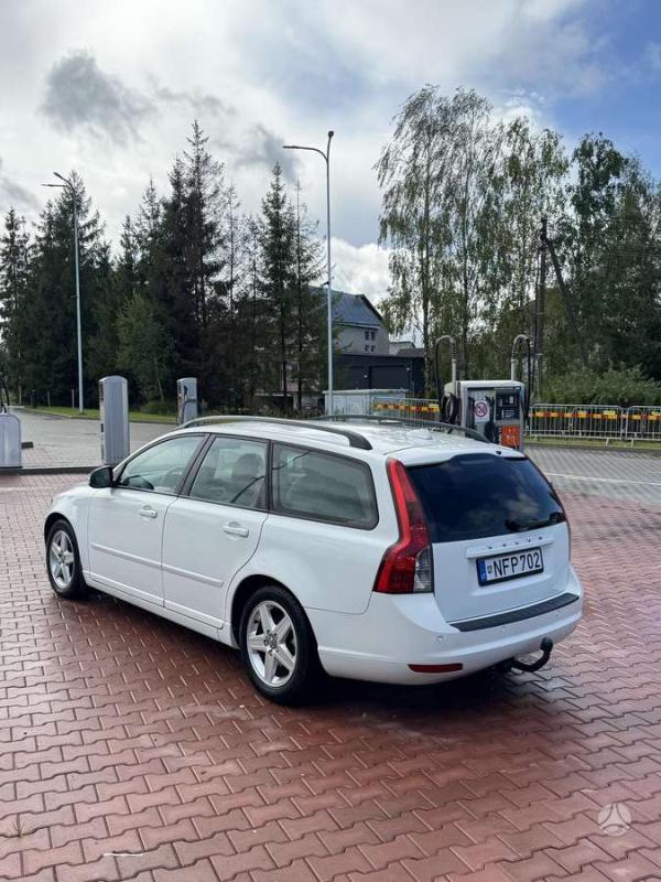 Volvo V50 2010 Viļņa vietnē Balts Volvo V50 2010 Viļņa, ar dzinēja tilpumu 1.56 L un nobraukumu 270 tūkst. km par 1500 €, foto 8 vietnē AUTOMOTO.COM.LV