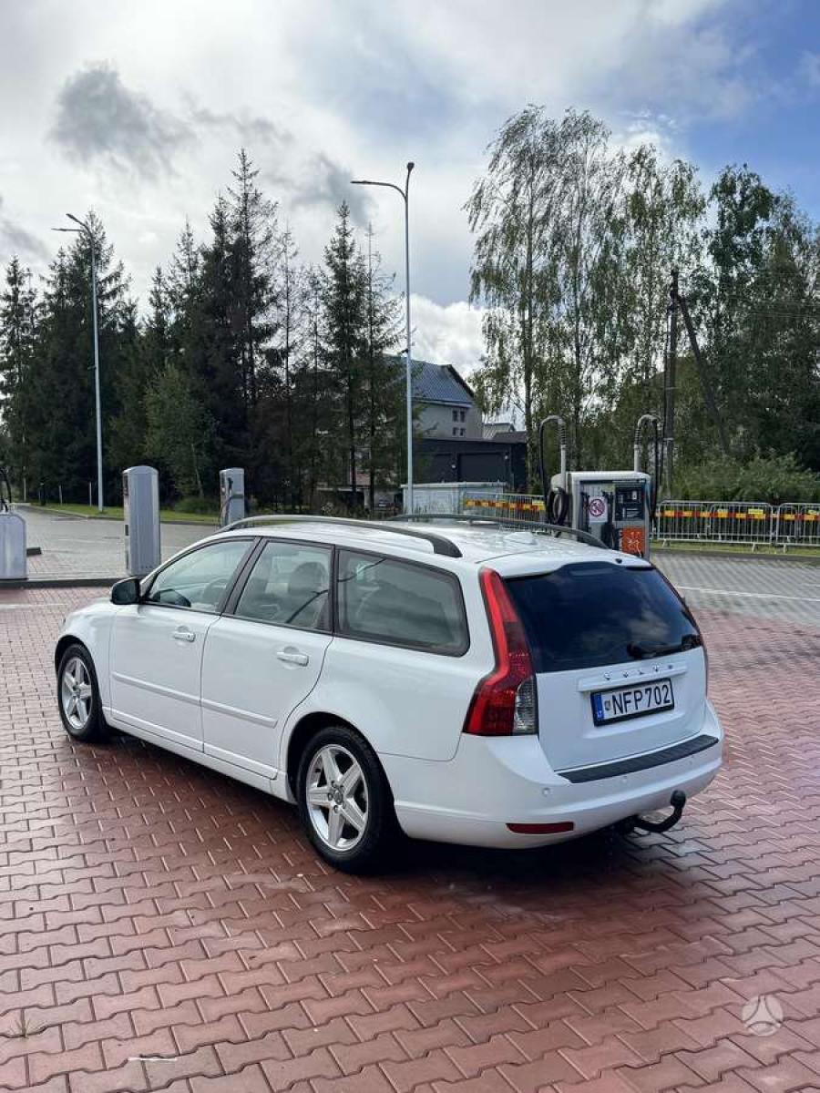 White Volvo V50 2010 in Vilnius, with an engine capacity of 1.56 L and mileage of 270 thousand km for 1500 €, photo 8 on AUTOMOTO.COM.LV