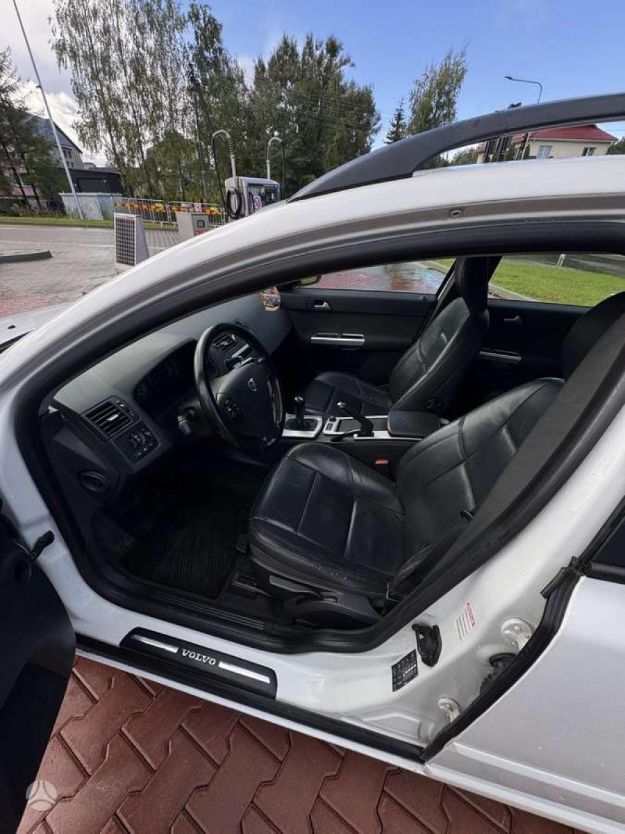 White Volvo V50 2010 in Vilnius, with an engine capacity of 1.56 L and mileage of 270 thousand km for 1500 €, photo 9 on AUTOMOTO.COM.LV