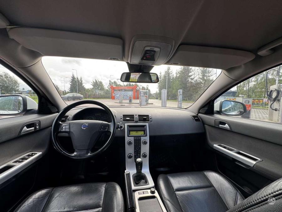 White Volvo V50 2010 in Vilnius, with an engine capacity of 1.56 L and mileage of 270 thousand km for 1500 €, photo 11 on AUTOMOTO.COM.LV