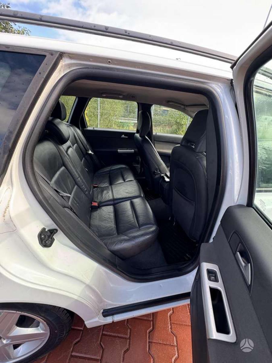 White Volvo V50 2010 in Vilnius, with an engine capacity of 1.56 L and mileage of 270 thousand km for 1500 €, photo 12 on AUTOMOTO.COM.LV