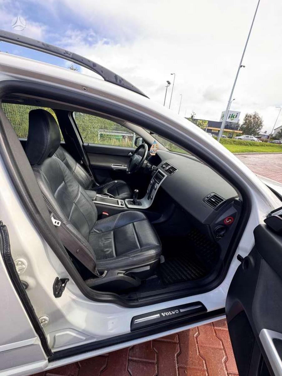 White Volvo V50 2010 in Vilnius, with an engine capacity of 1.56 L and mileage of 270 thousand km for 1500 €, photo 13 on AUTOMOTO.COM.LV