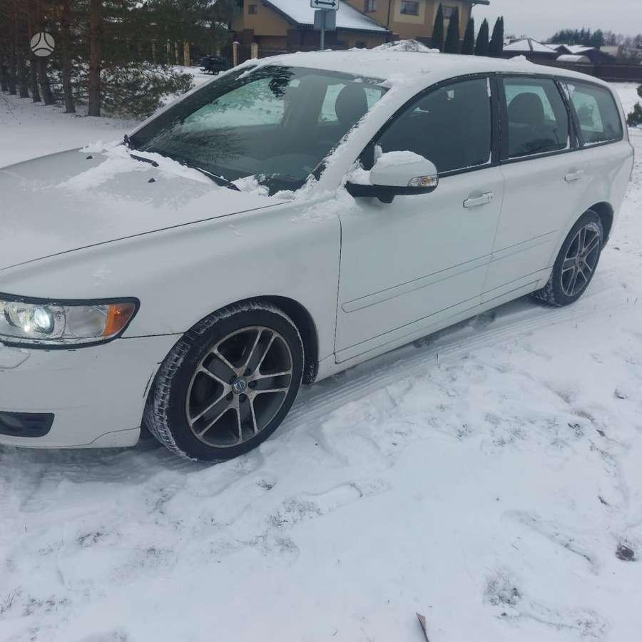 White Volvo V50 2011 in Panevezys, with an engine capacity of 1.56 L and mileage of 280 thousand km for 2200 €, photo 2 on AUTOMOTO.COM.LV