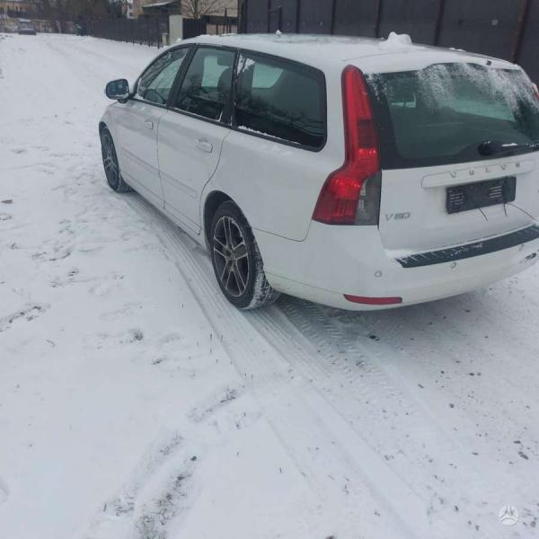 Balts Volvo V50 2011 Panevēža, ar dzinēja tilpumu 1.56 L un nobraukumu 280 tūkst. km par 2200 €, foto 3 vietnē AUTOMOTO.COM.LV