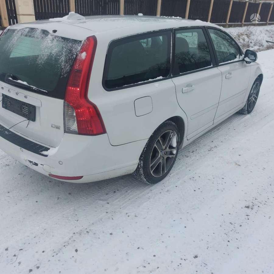 White Volvo V50 2011 in Panevezys, with an engine capacity of 1.56 L and mileage of 280 thousand km for 2200 €, photo 4 on AUTOMOTO.COM.LV