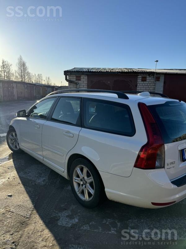 Balts Volvo V50 2011 Rēzekne, ar dzinēja tilpumu 1.60 L un nobraukumu 212 tūkst. km par 4000 €, foto 4 vietnē AUTOMOTO.COM.LV