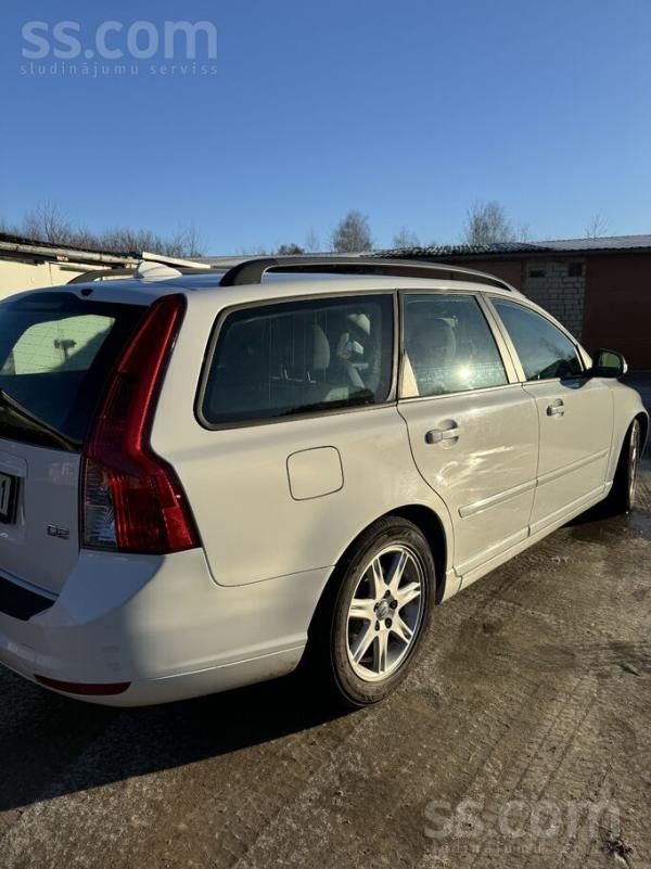Balts Volvo V50 2011 Rēzekne, ar dzinēja tilpumu 1.60 L un nobraukumu 212 tūkst. km par 4000 €, foto 5 vietnē AUTOMOTO.COM.LV