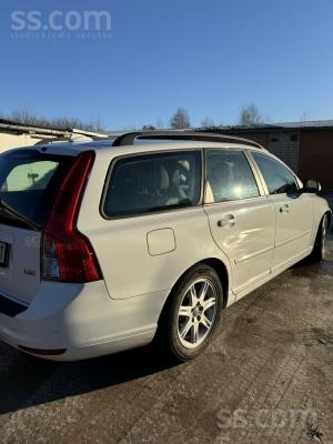 Balts Volvo V50 2011 Rēzekne, ar dzinēja tilpumu 1.60 L un nobraukumu 212 tūkst. km par 4000 €, foto 5 vietnē AUTOMOTO.COM.LV