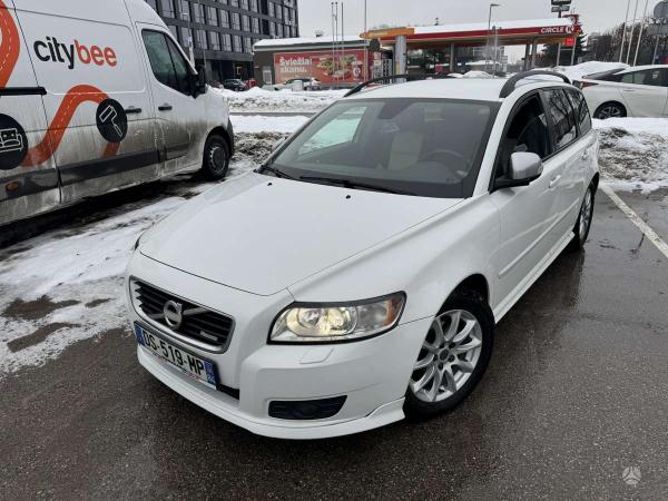 White Volvo V50 2011 in Kaunas, with an engine capacity of 1.60 L and mileage of 268 thousand km for 4190 €, photo 1 on AUTOMOTO.COM.LV