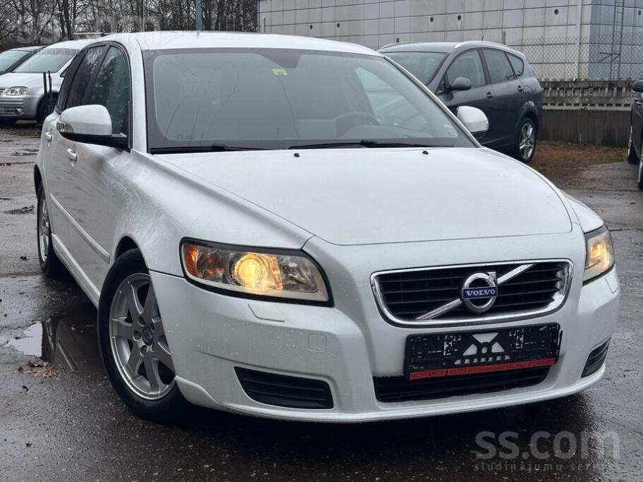 Balts Volvo V50 2011 Rīga, ar dzinēja tilpumu 2.00 L un nobraukumu 236 tūkst. km par 4550 €, foto 1 vietnē AUTOMOTO.COM.LV