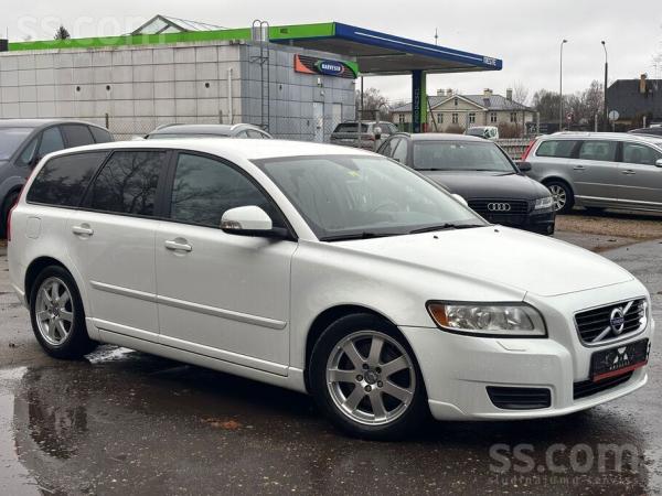 White Volvo V50 2011 in Riga, with an engine capacity of 2.00 L and mileage of 236 thousand km for 4550 €, photo 2 on AUTOMOTO.COM.LV