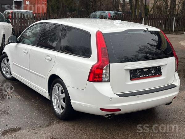 White Volvo V50 2011 in Riga, with an engine capacity of 2.00 L and mileage of 236 thousand km for 4550 €, photo 5 on AUTOMOTO.COM.LV