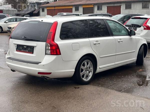 White Volvo V50 2011 in Riga, with an engine capacity of 2.00 L and mileage of 236 thousand km for 4550 €, photo 6 on AUTOMOTO.COM.LV