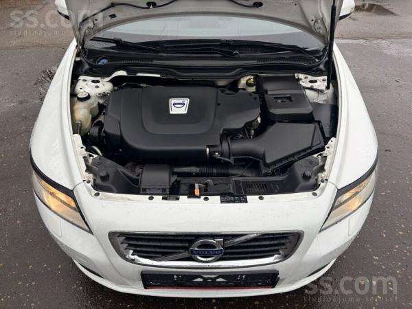 White Volvo V50 2011 in Riga, with an engine capacity of 2.00 L and mileage of 236 thousand km for 4550 €, photo 8 on AUTOMOTO.COM.LV