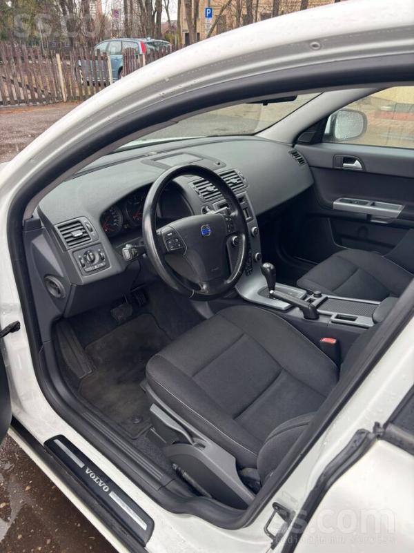 White Volvo V50 2011 in Riga, with an engine capacity of 2.00 L and mileage of 236 thousand km for 4550 €, photo 10 on AUTOMOTO.COM.LV