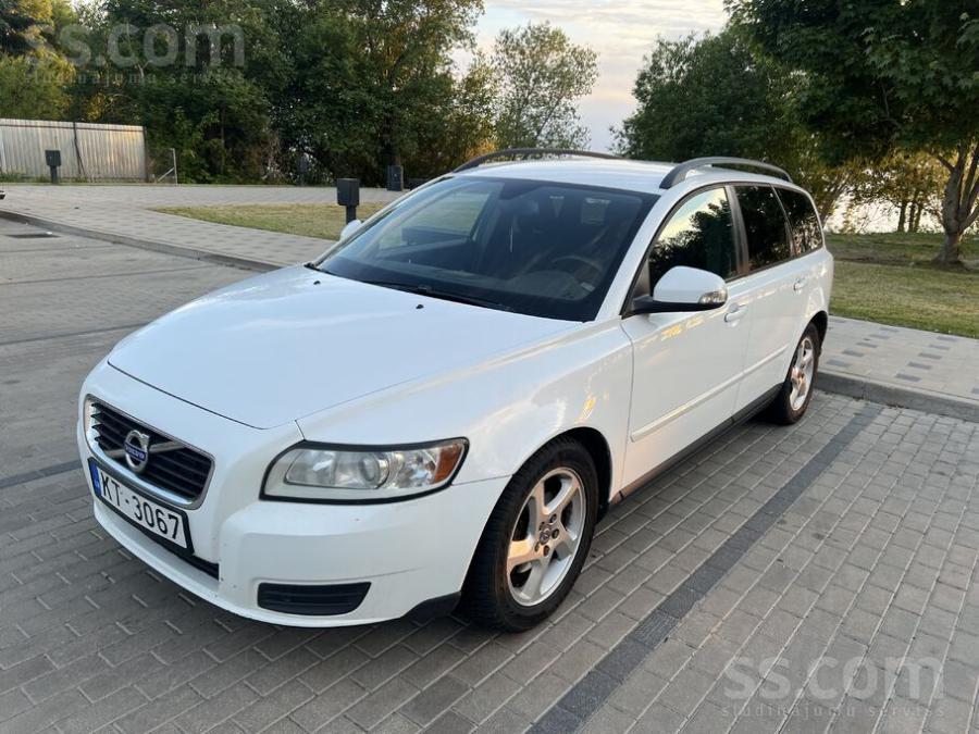 White Volvo V50 2011 in Riga, with an engine capacity of 1.60 L and mileage of 372 thousand km for 3350 €, photo 1 on AUTOMOTO.COM.LV