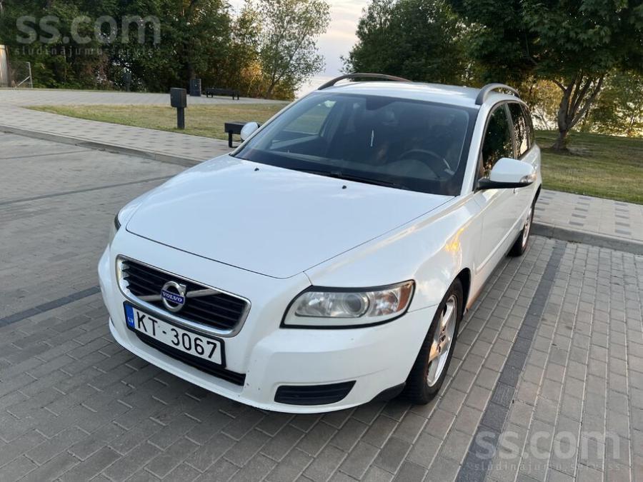 White Volvo V50 2011 in Riga, with an engine capacity of 1.60 L and mileage of 372 thousand km for 3350 €, photo 3 on AUTOMOTO.COM.LV