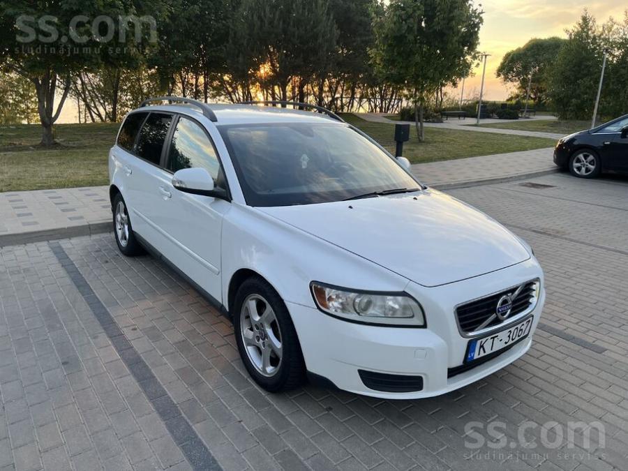 White Volvo V50 2011 in Riga, with an engine capacity of 1.60 L and mileage of 372 thousand km for 3350 €, photo 4 on AUTOMOTO.COM.LV
