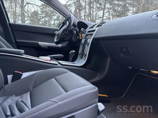 White Volvo V50 2011 in Riga, with an engine capacity of 2.00 L and mileage of 278 thousand km for 3250 €, photo 8 on AUTOMOTO.COM.LV