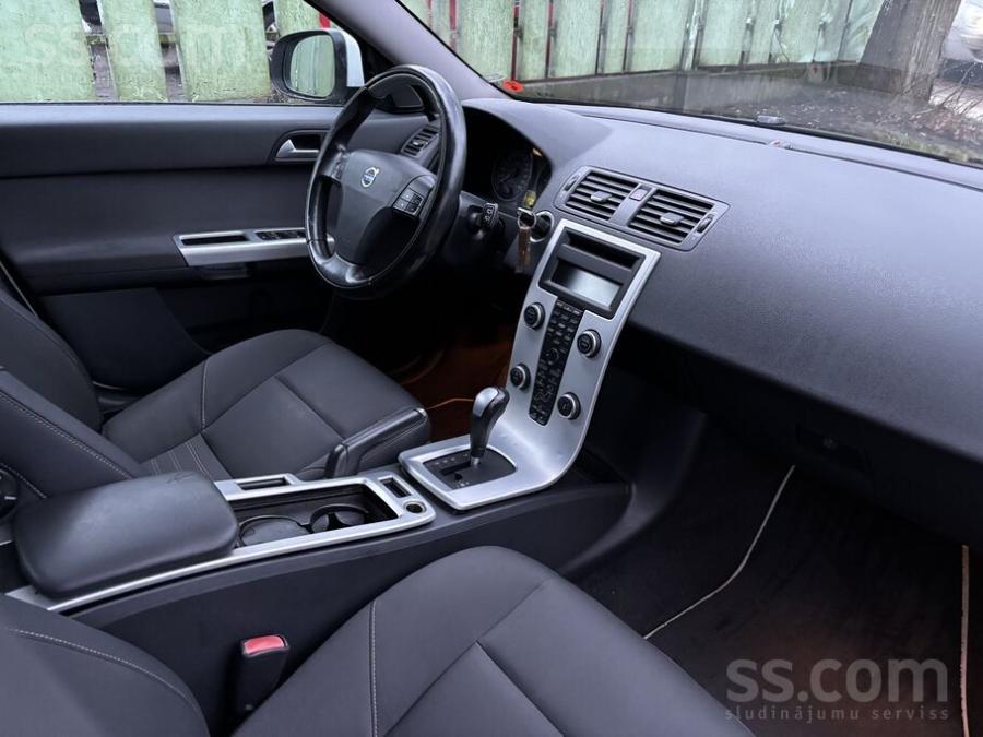 Balts Volvo V50 2011 Rīga, ar dzinēja tilpumu 2.00 L un nobraukumu 278 tūkst. km par 3250 €, foto 12 vietnē AUTOMOTO.COM.LV