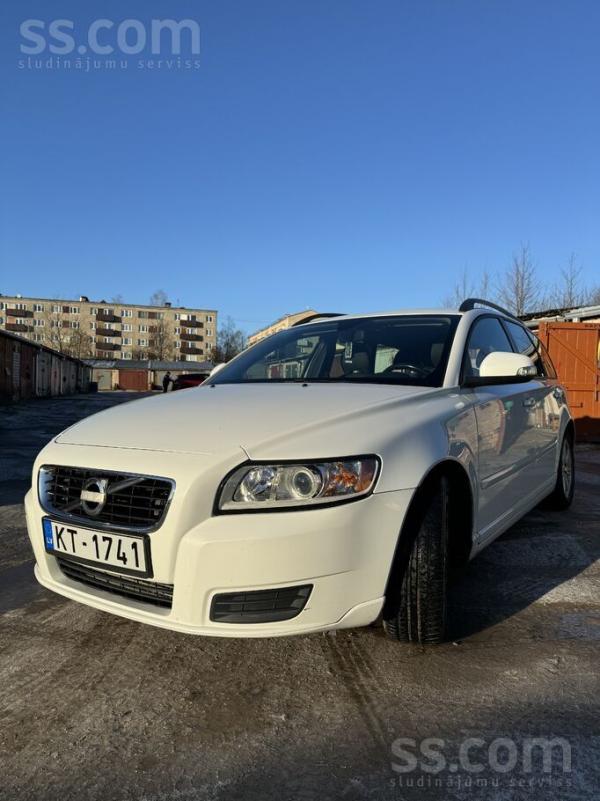 White Volvo V50 2011 in Rezekne, with an engine capacity of 1.60 L and mileage of 212 thousand km for 3800 €, photo 1 on AUTOMOTO.COM.LV