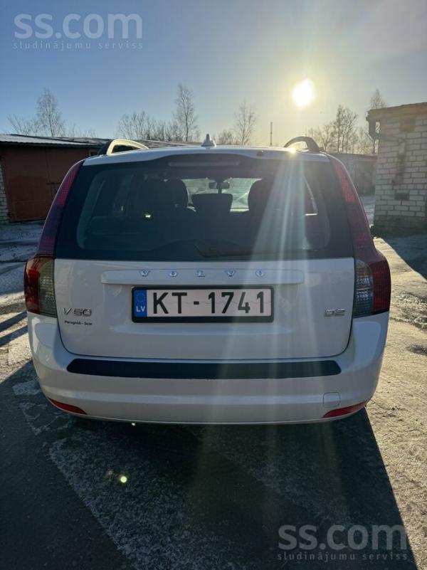 White Volvo V50 2011 in Rezekne, with an engine capacity of 1.60 L and mileage of 212 thousand km for 3800 €, photo 3 on AUTOMOTO.COM.LV
