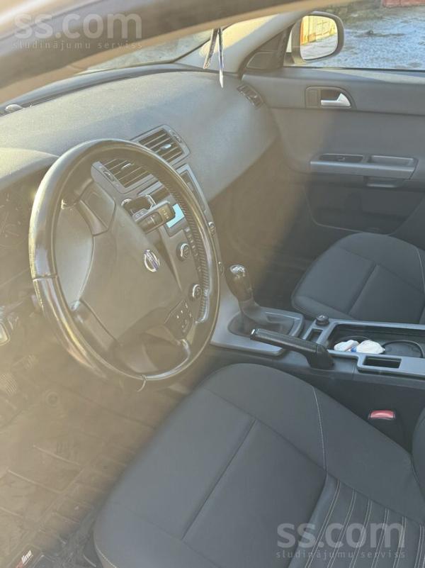 White Volvo V50 2011 in Rezekne, with an engine capacity of 1.60 L and mileage of 212 thousand km for 3800 €, photo 7 on AUTOMOTO.COM.LV
