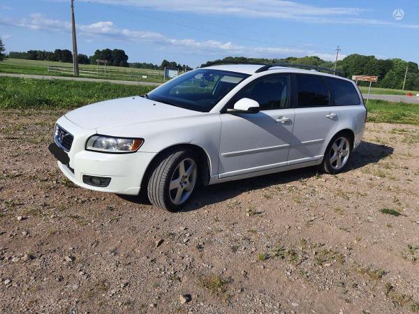 White Volvo V50 2011 in Birzai, with an engine capacity of 1.56 L and mileage of 297 thousand km for 3250 €, photo 1 on AUTOMOTO.COM.LV