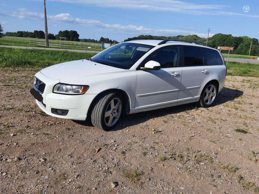 White Volvo V50 2011 in Birzai, with an engine capacity of 1.56 L and mileage of 297 thousand km for 3250 €, photo 1 on AUTOMOTO.COM.LV