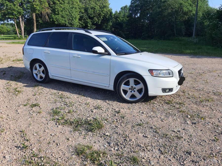 White Volvo V50 2011 in Birzai, with an engine capacity of 1.56 L and mileage of 297 thousand km for 3250 €, photo 3 on AUTOMOTO.COM.LV